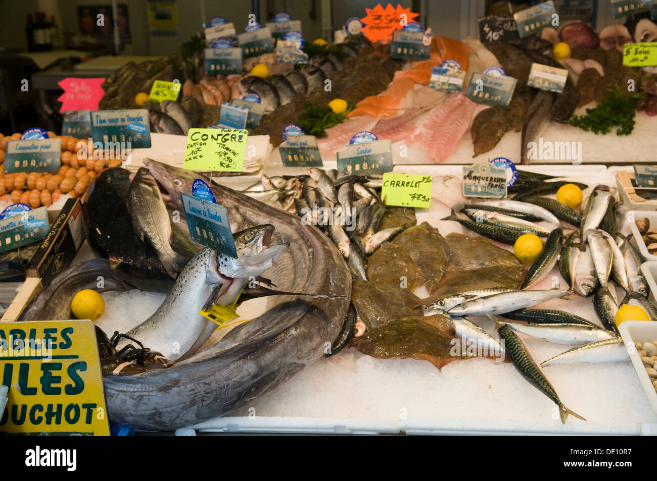 French fish market stall hi-res stock photography and images - Alamy
