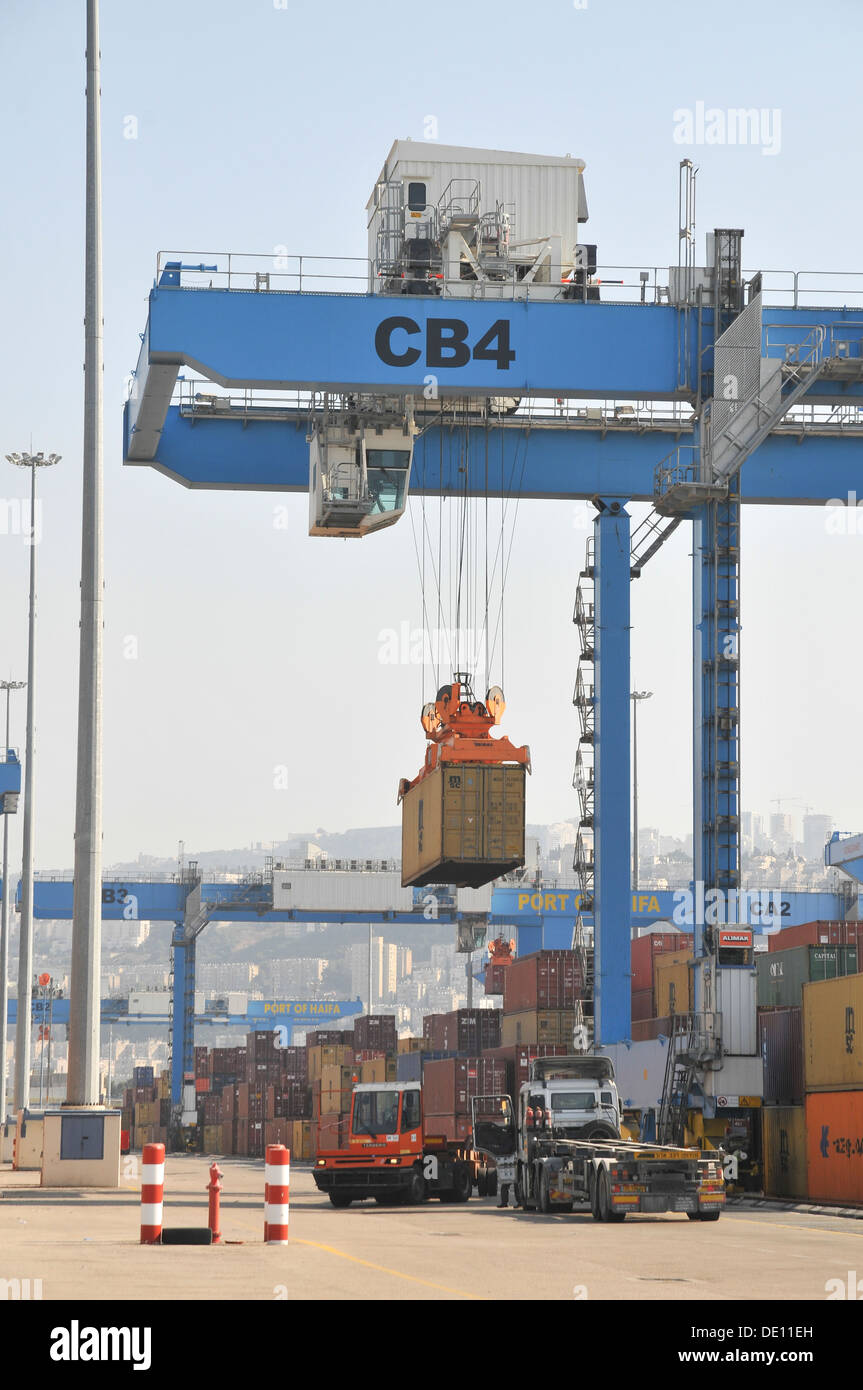 Loading containers port hi-res stock photography and images - Alamy