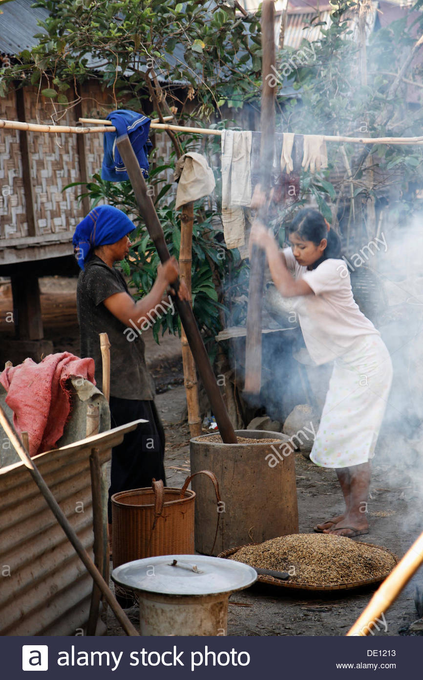 Woman Pounding Rice Stock Photos & Woman Pounding Rice Stock Images - Alamy