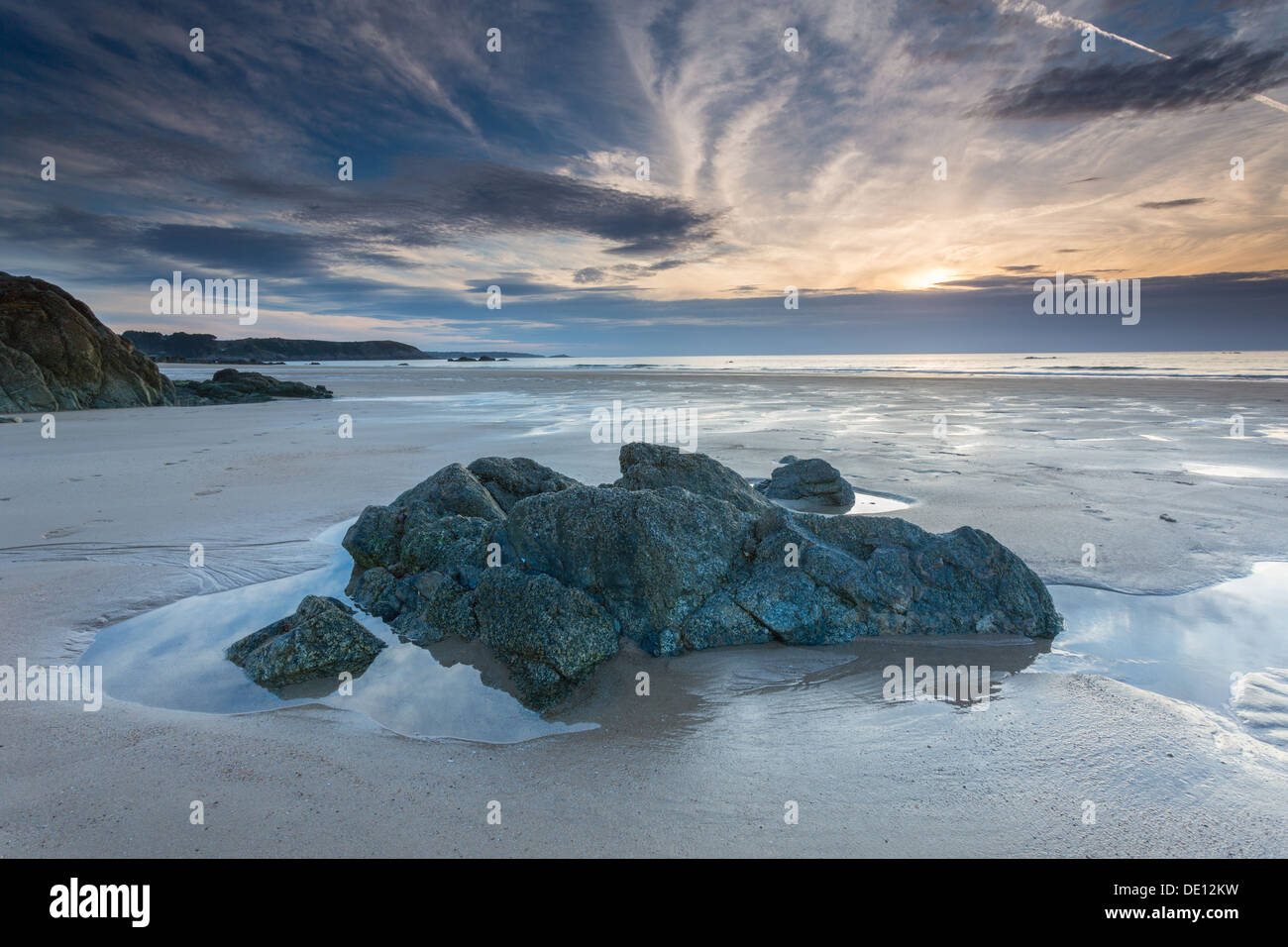 Rock sea sky hi-res stock photography and images - Alamy
