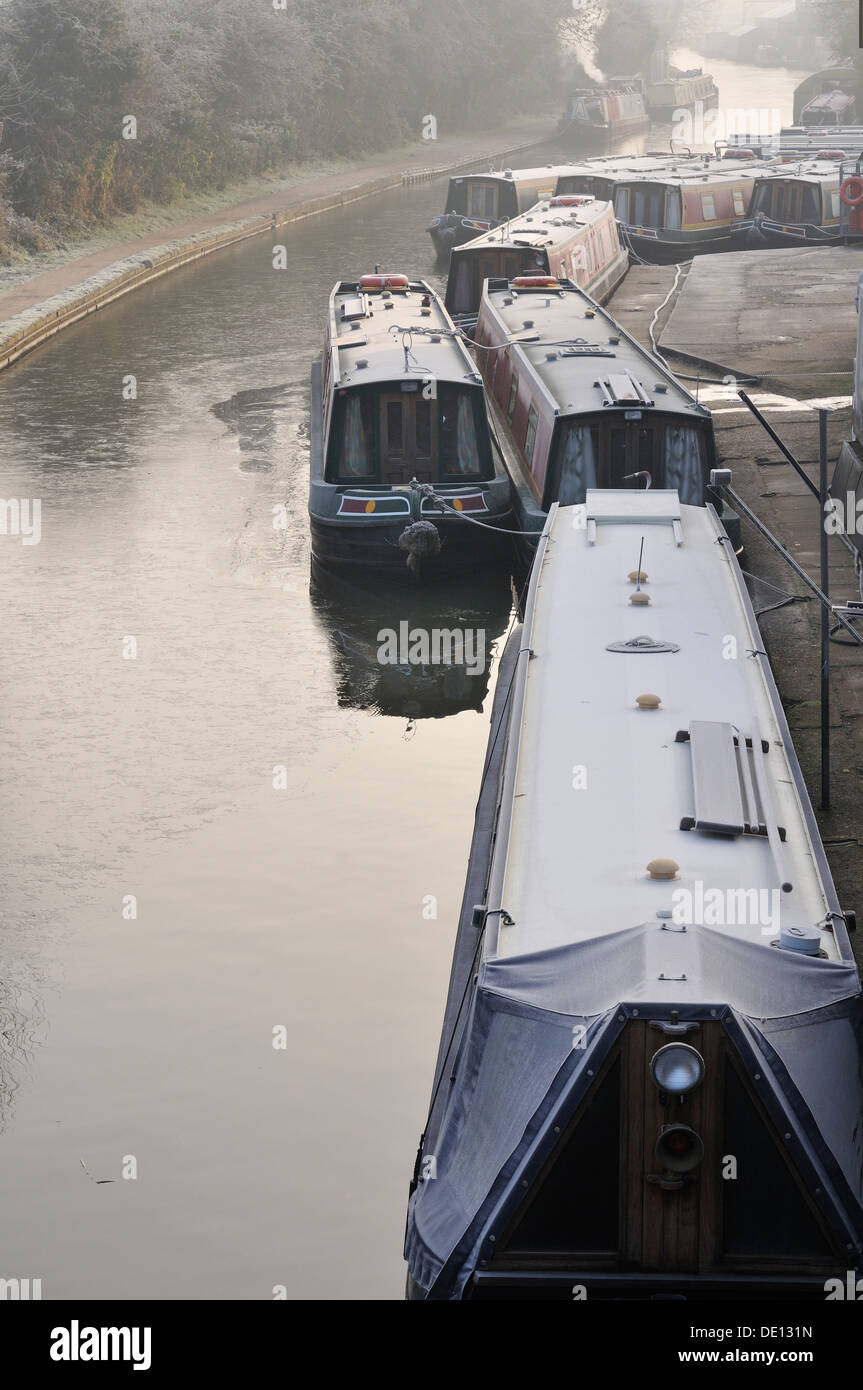 Canal side walkway hi-res stock photography and images - Alamy