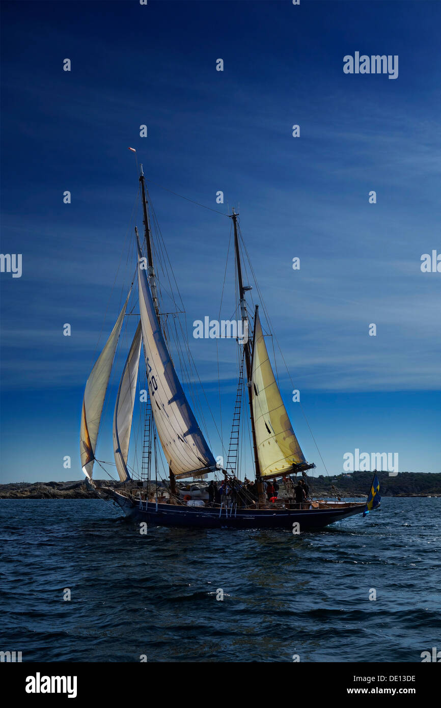 A double-gaff ketch under sail Stock Photo - Alamy