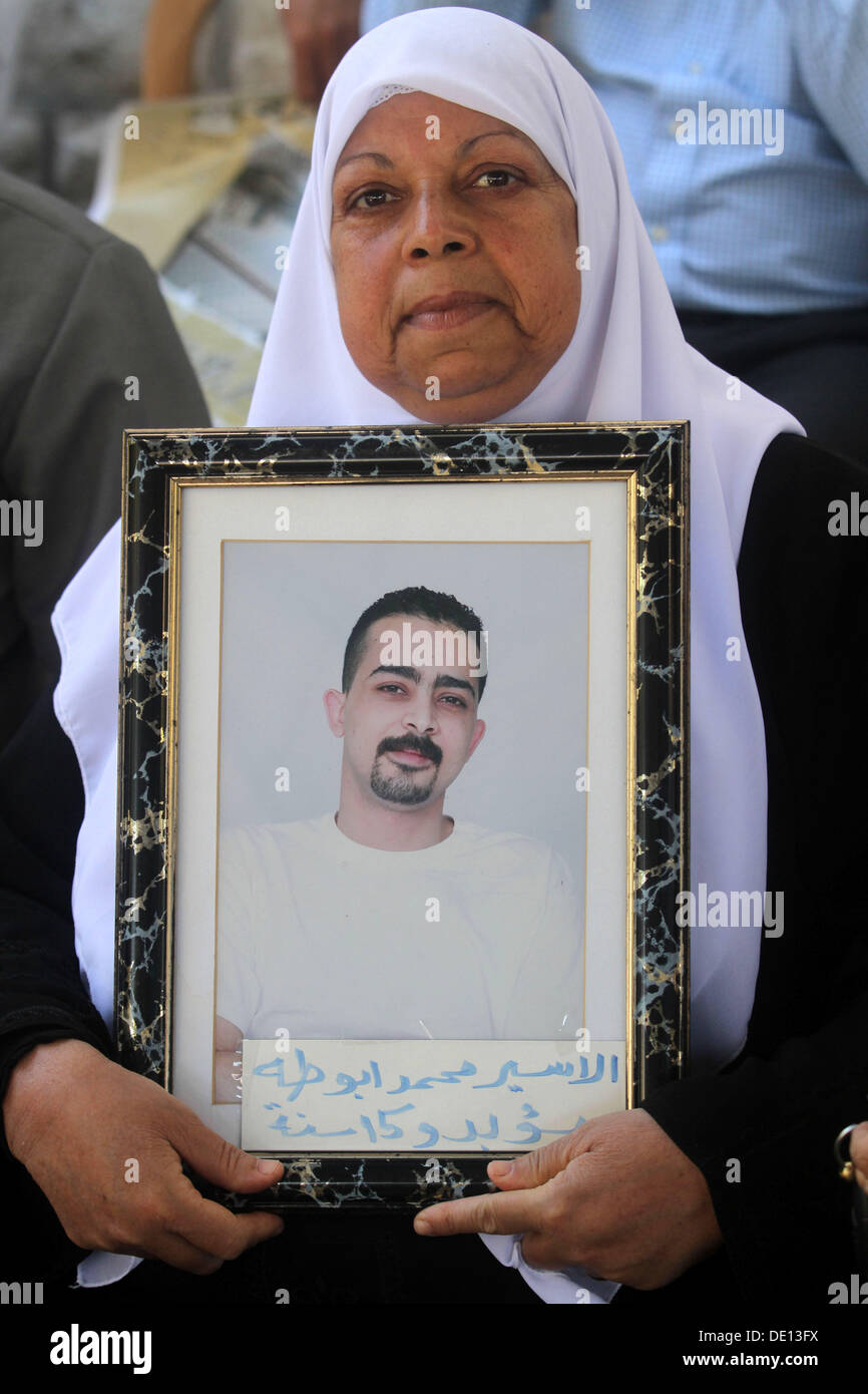 Ramallah, West Bank, Palestinian Territory. 10th Sep, 2013. Families of ...