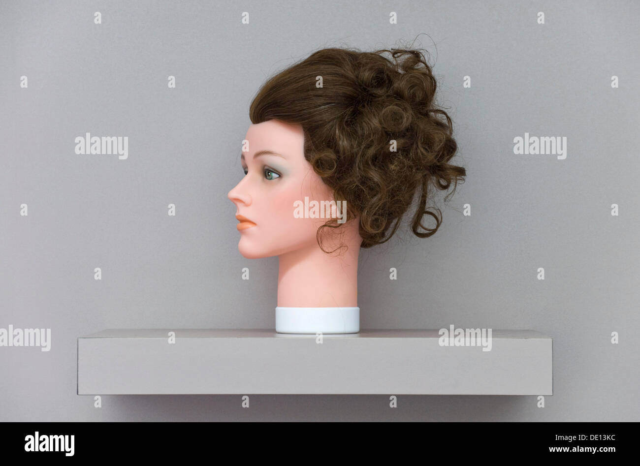 Model head with styled hair, hairdresser training, HWK Munich - Centre ...