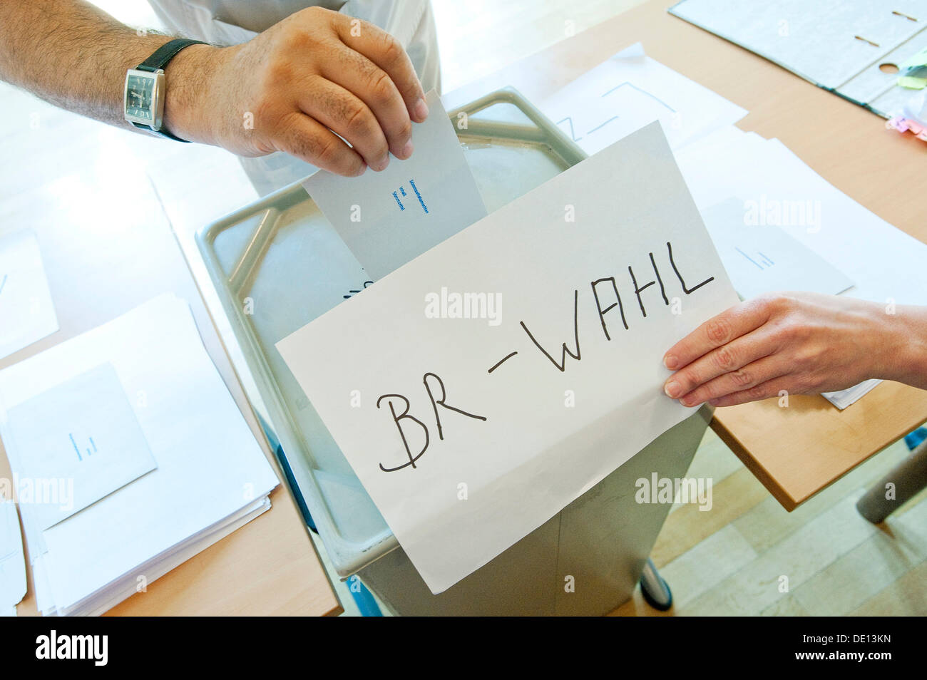 Polling workers hi-res stock photography and images - Alamy