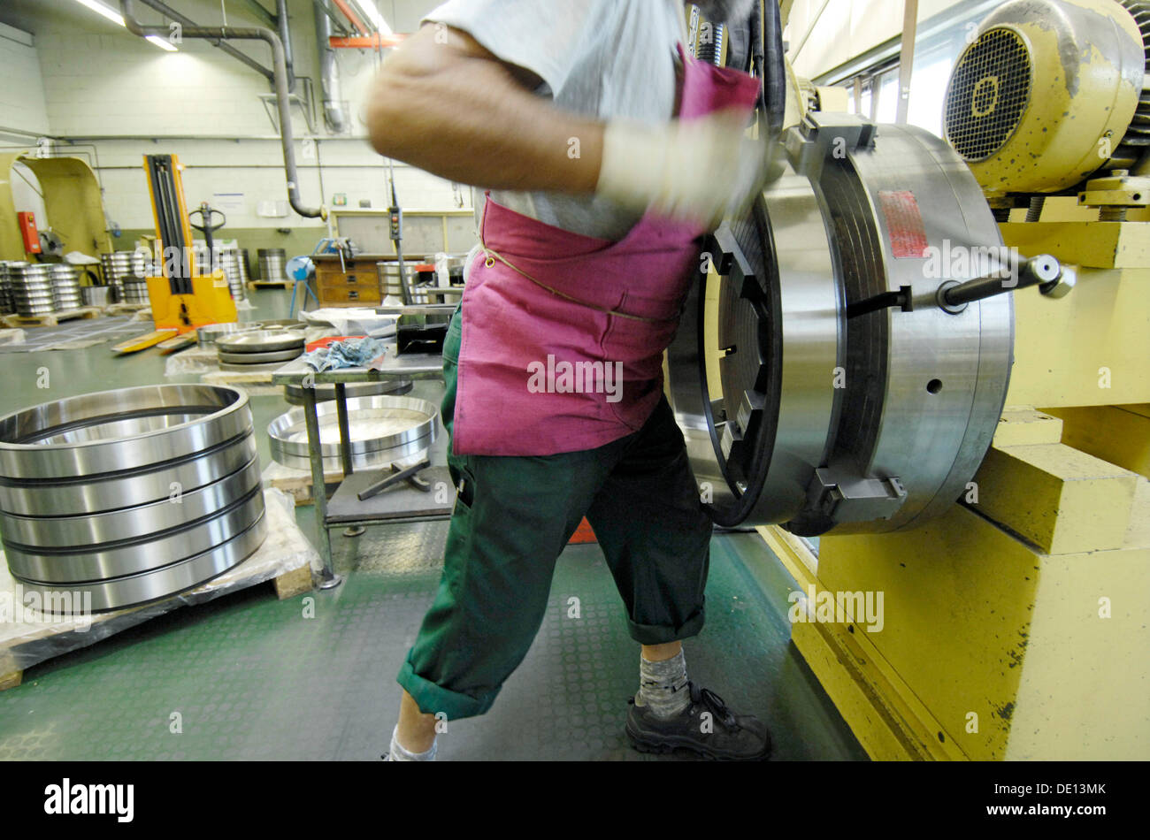 Roller bearing production, finishing of the outer rings, polishing of ...