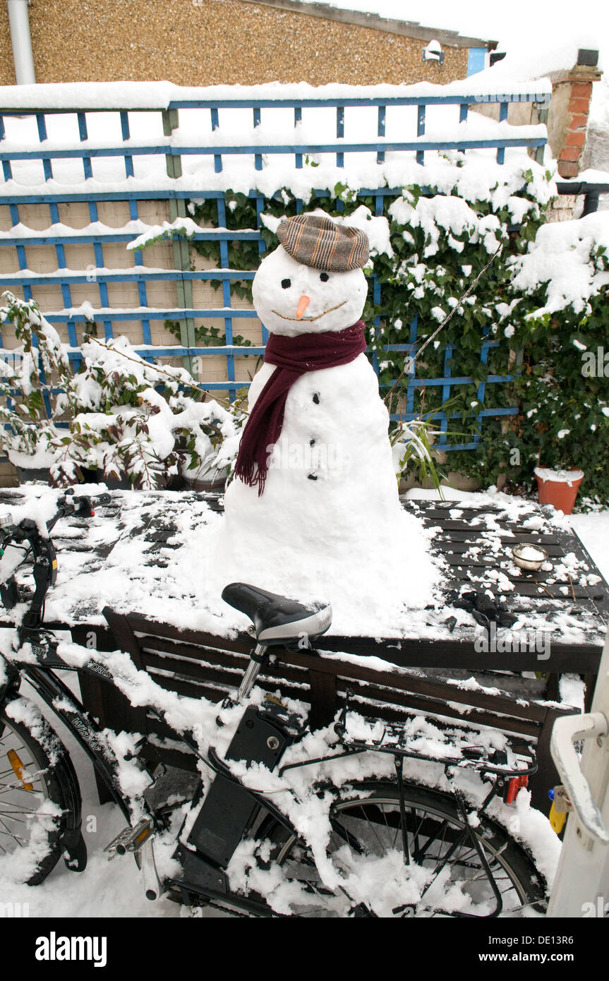 Snowman in garden hi-res stock photography and images - Alamy