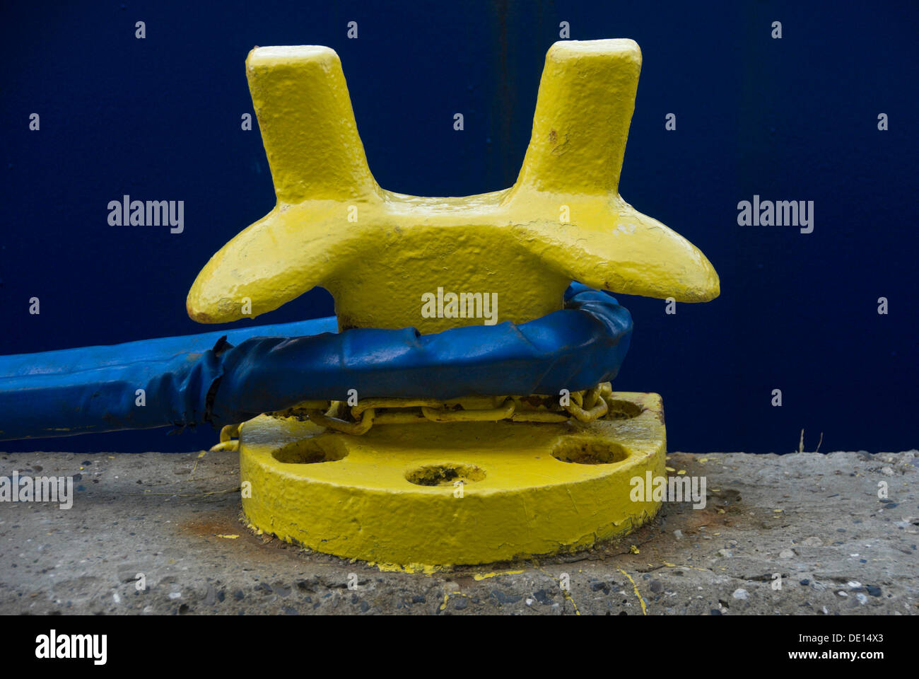 Rope mooring bollards hi-res stock photography and images - Alamy