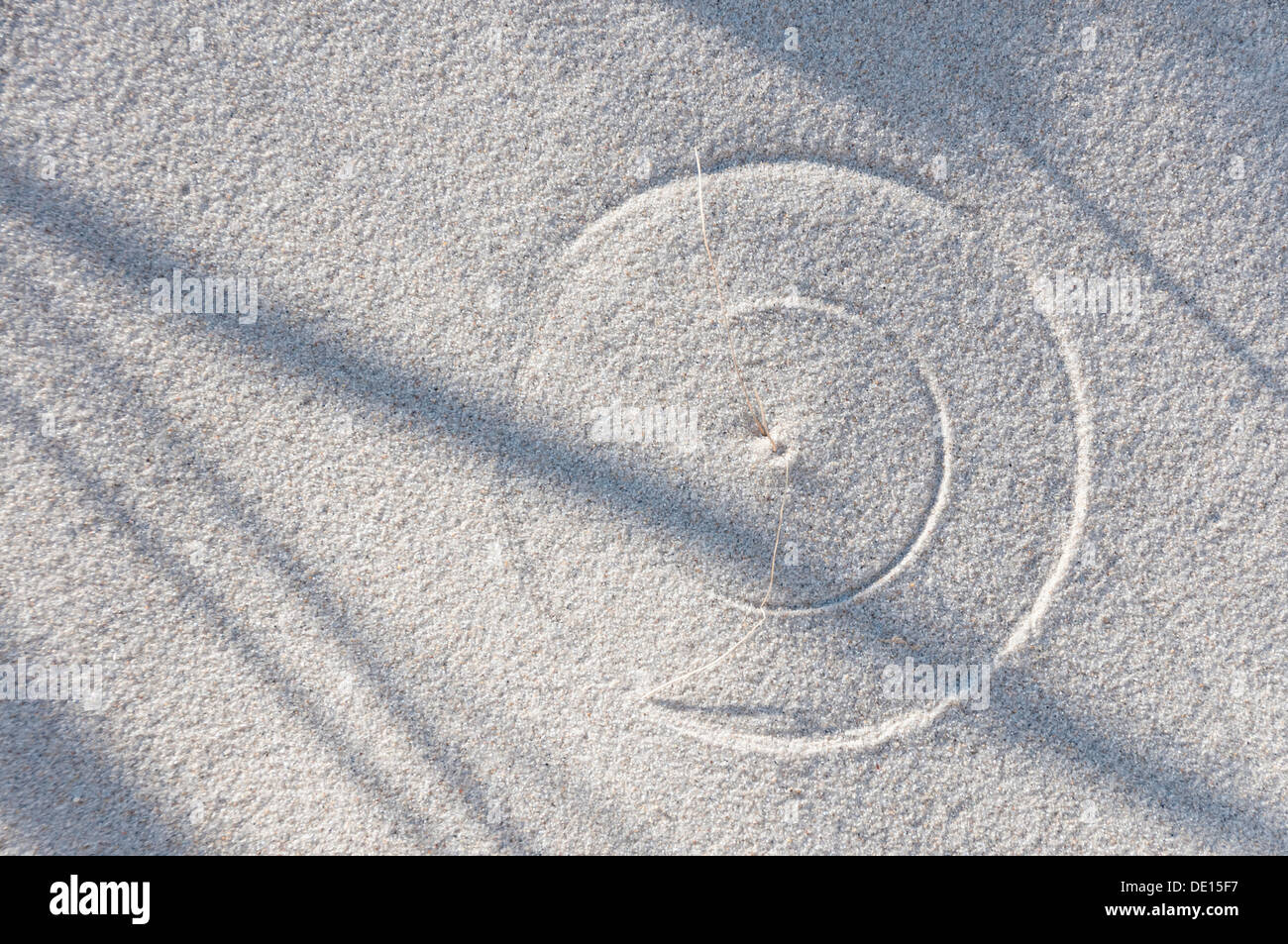 Drawing a circle in the sand hi-res stock photography and images - Alamy