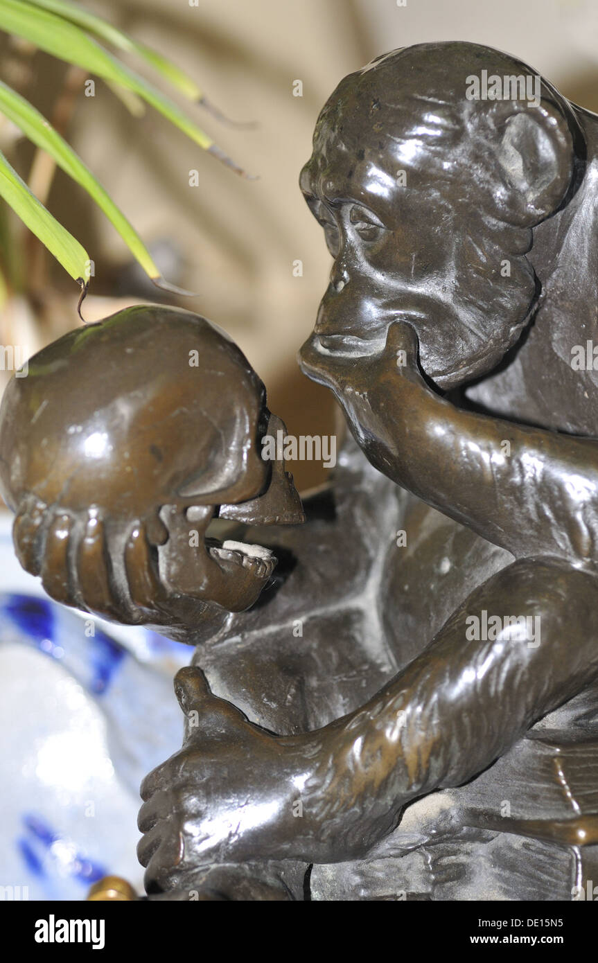 Bronze monkey statue hi-res stock photography and images - Alamy