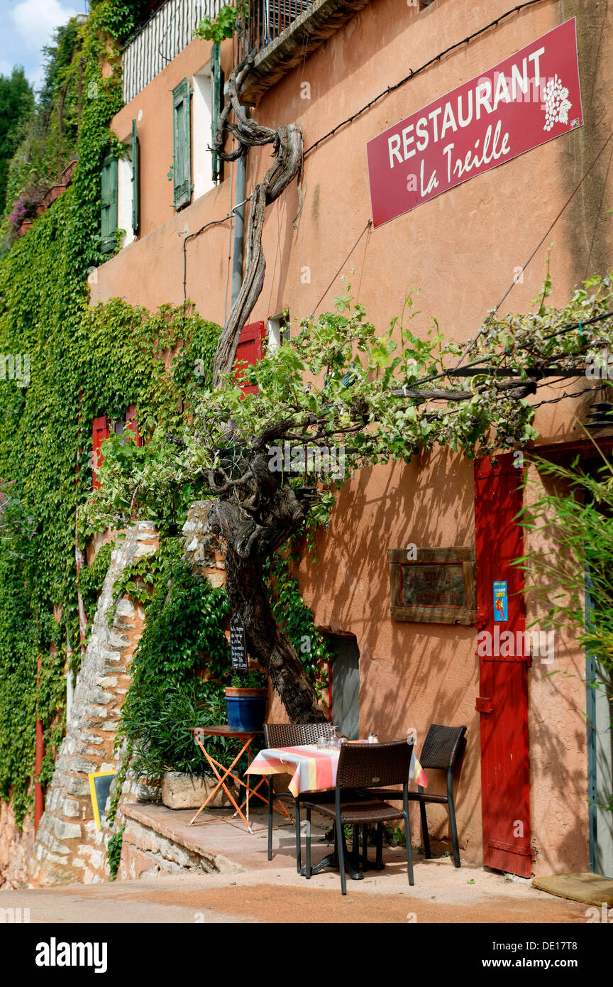Restaurant in the village of Roussillon, Luberon, Provence, Vaucluse ...