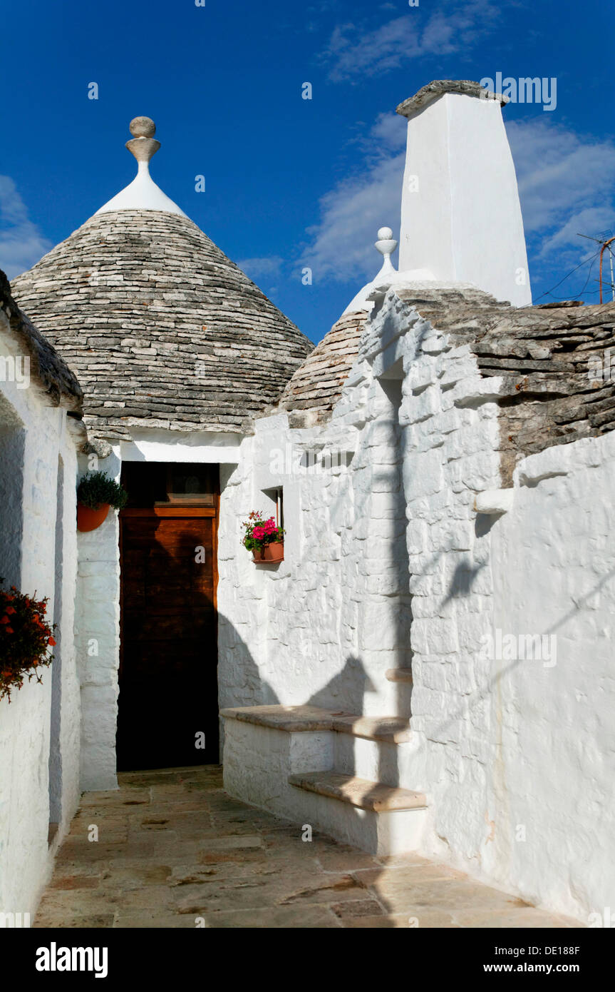 Trullo, traditional Apulian dry stone hut, village of Alberello, Puglia ...