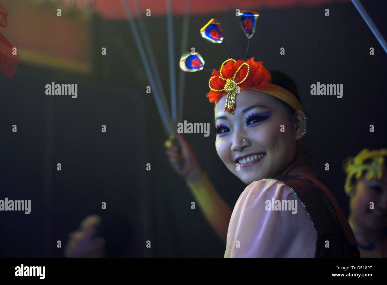 Chinese circus acrobat hi-res stock photography and images - Alamy