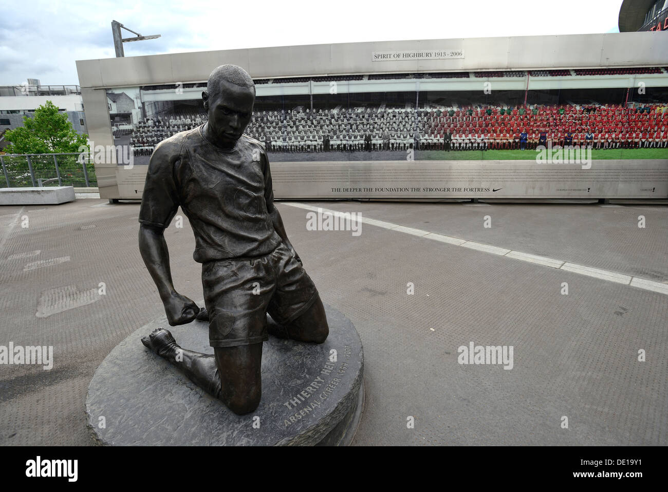 Thierry Henry statue in front of the Emirates stadium Stock Photo - Alamy