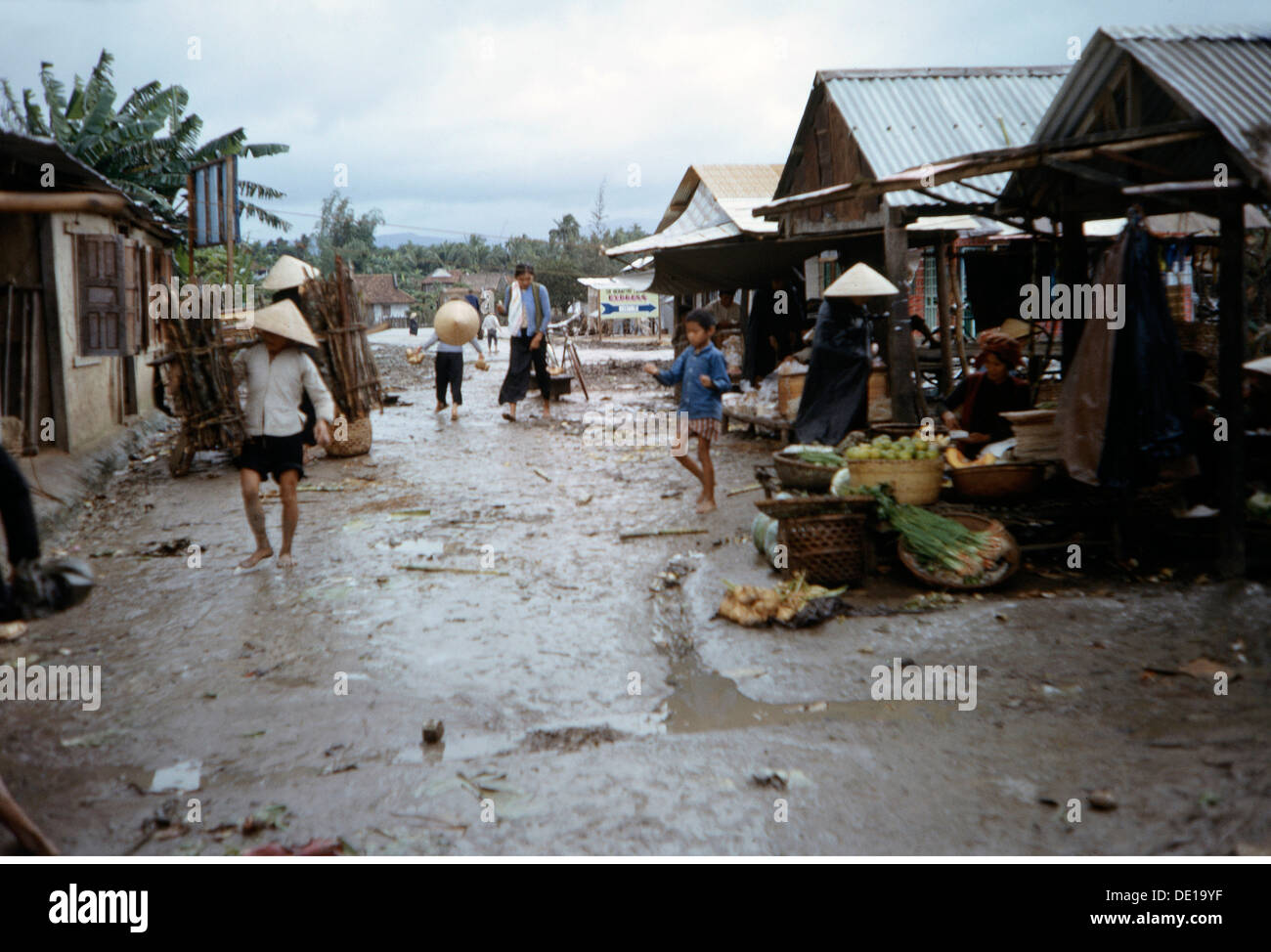 Civilian war village hi-res stock photography and images - Alamy