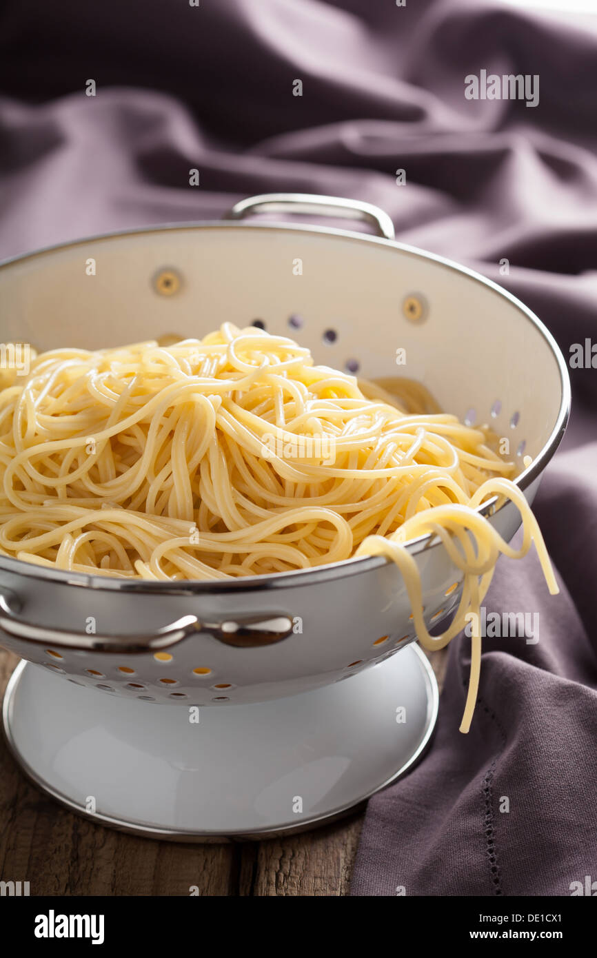 spaghetti in colander Stock Photo - Alamy