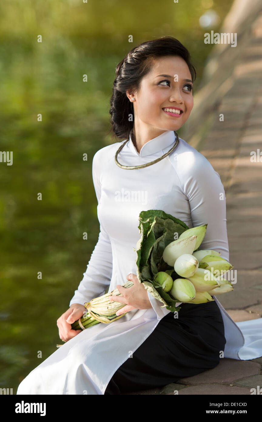 Young lady waring Ao Dai( Vietnamese national costume) Hoan Kiem lake ...
