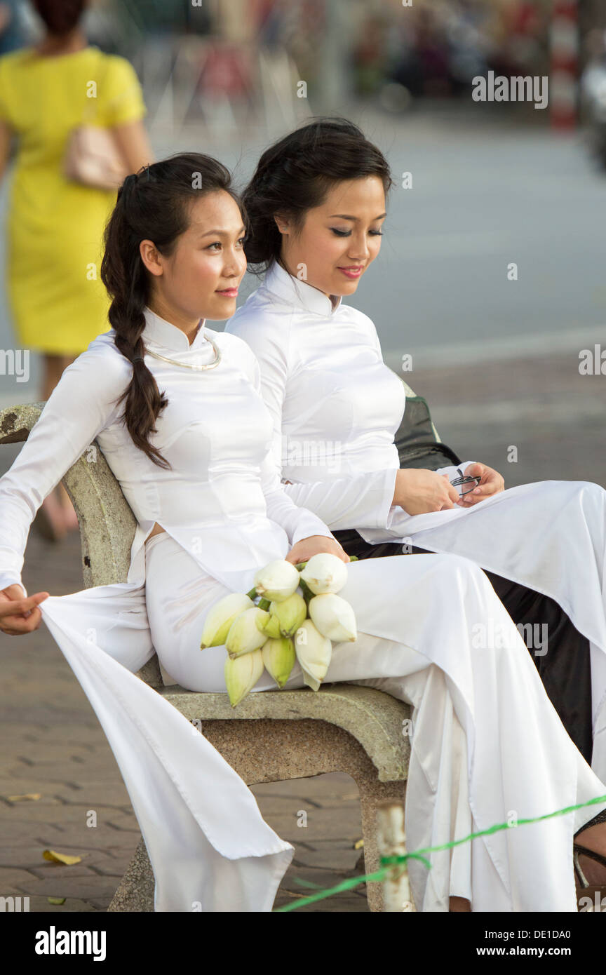 Young lady waring Ao Dai( Vietnamese national costume) Hoan Kiem lake ...
