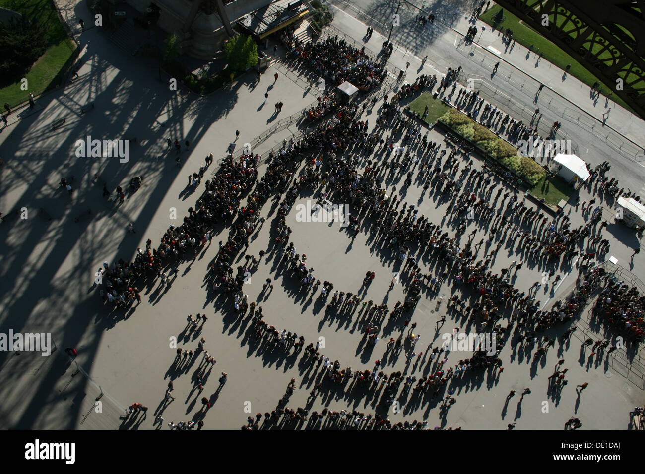 Long winding queue hi-res stock photography and images - Alamy