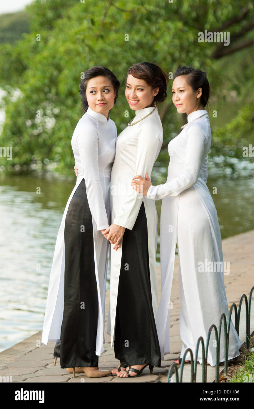 Young lady waring Ao Dai( Vietnamese national costume) Hoan Kiem lake ...