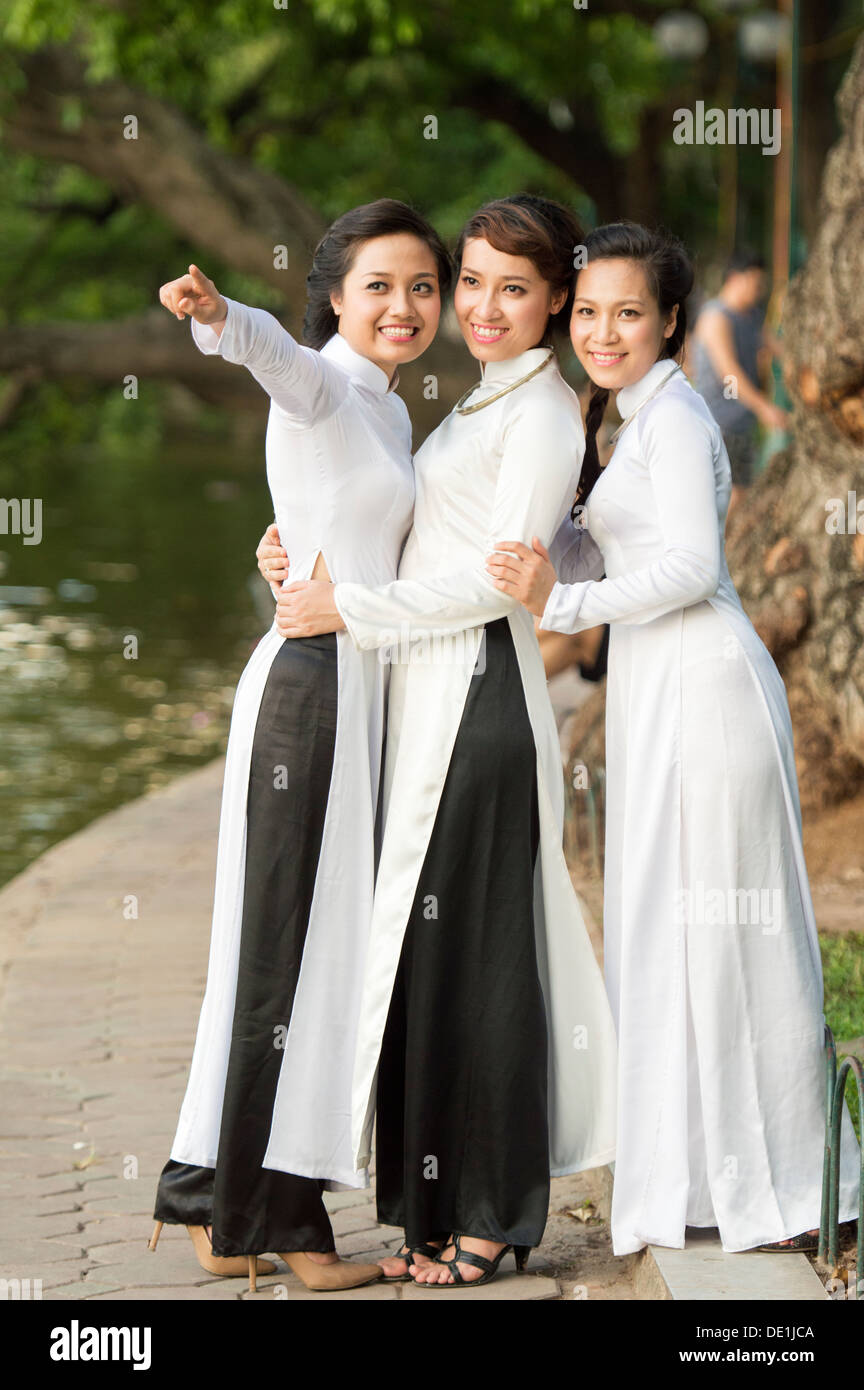 Young lady waring Ao Dai( Vietnamese national costume) Hoan Kiem lake ...