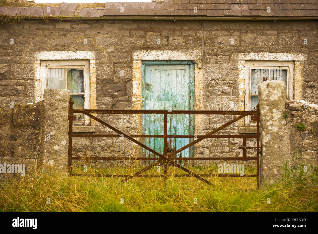 old farmhouse and rusted gate Stock Photo - Alamy
