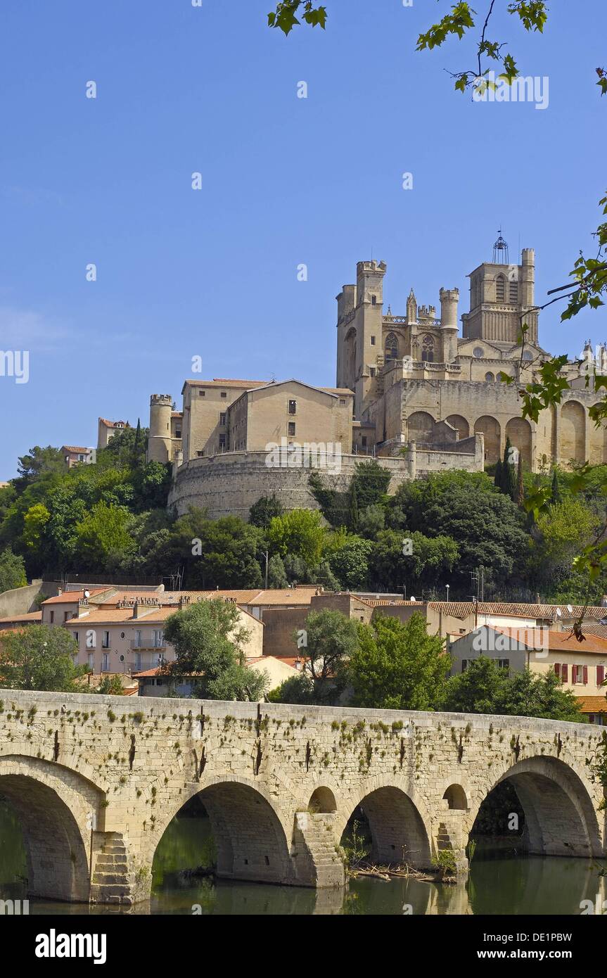 River Orb, ´Pont Vieux´ old bridge and Saint-Nazaire cathedral (14th ...