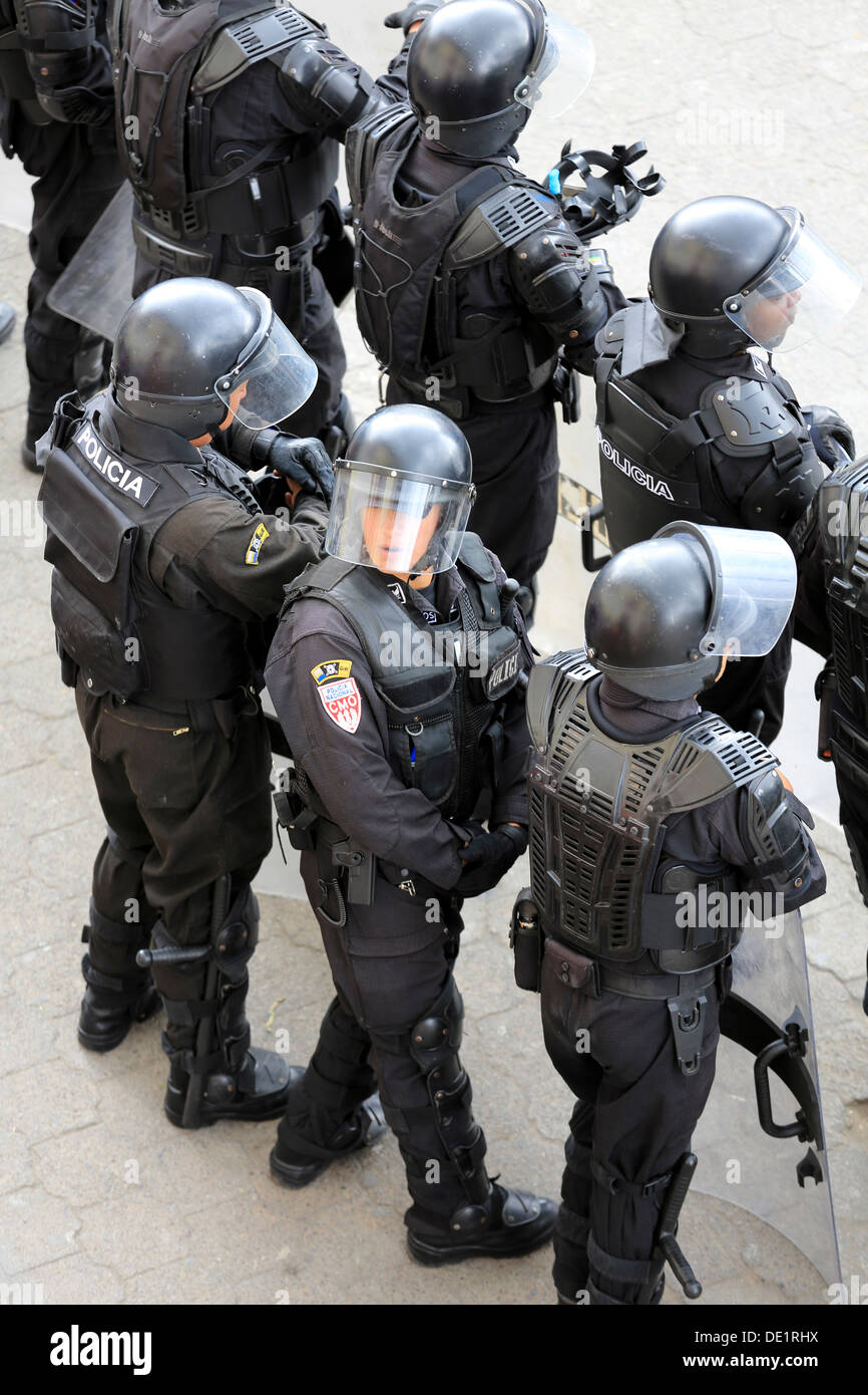 Riot police policemen hi-res stock photography and images - Alamy