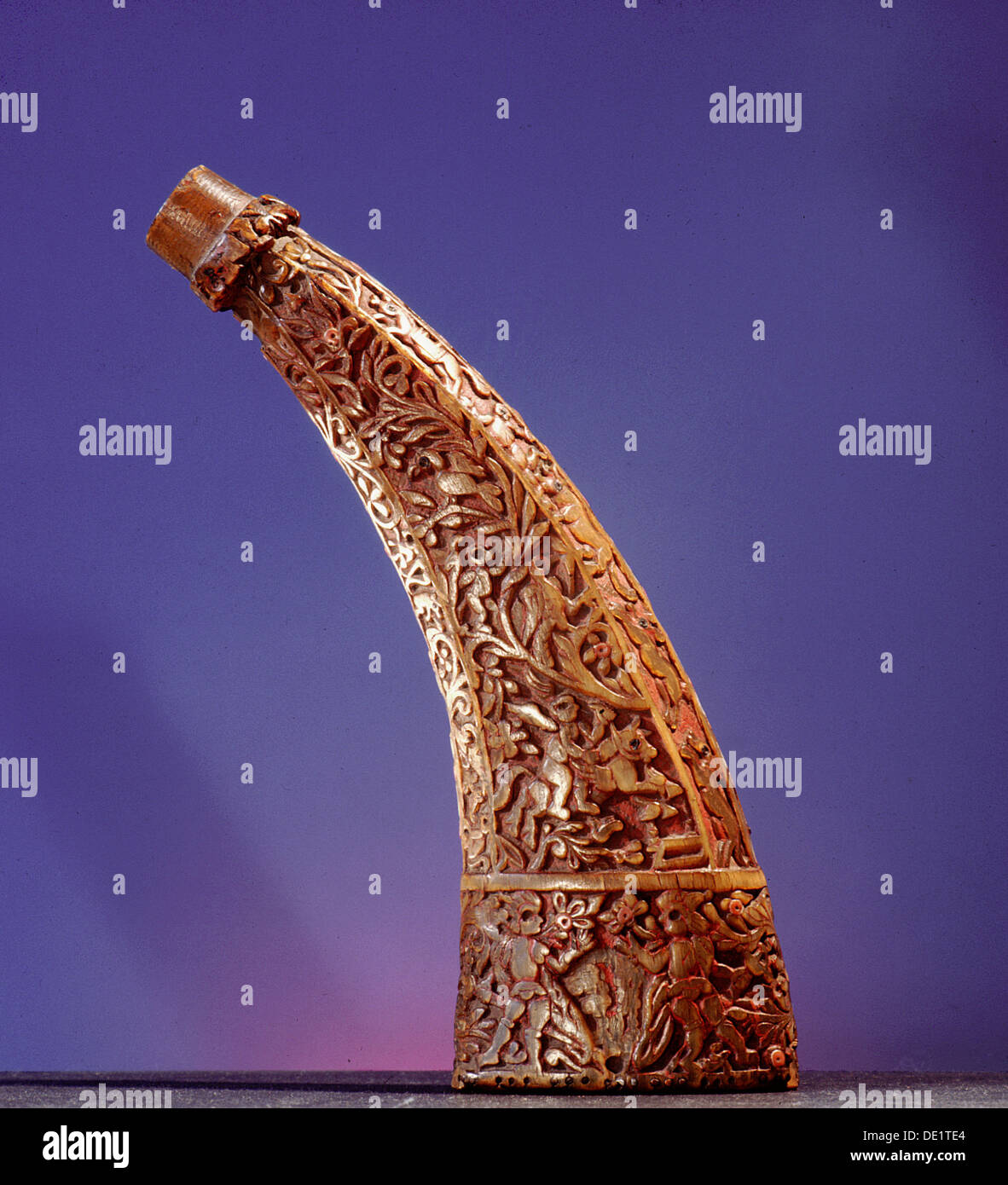 A carved powder horn hi-res stock photography and images - Alamy