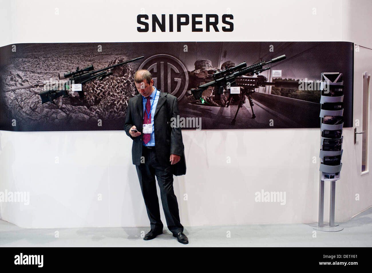 Sniper gun hi-res stock photography and images - Alamy
