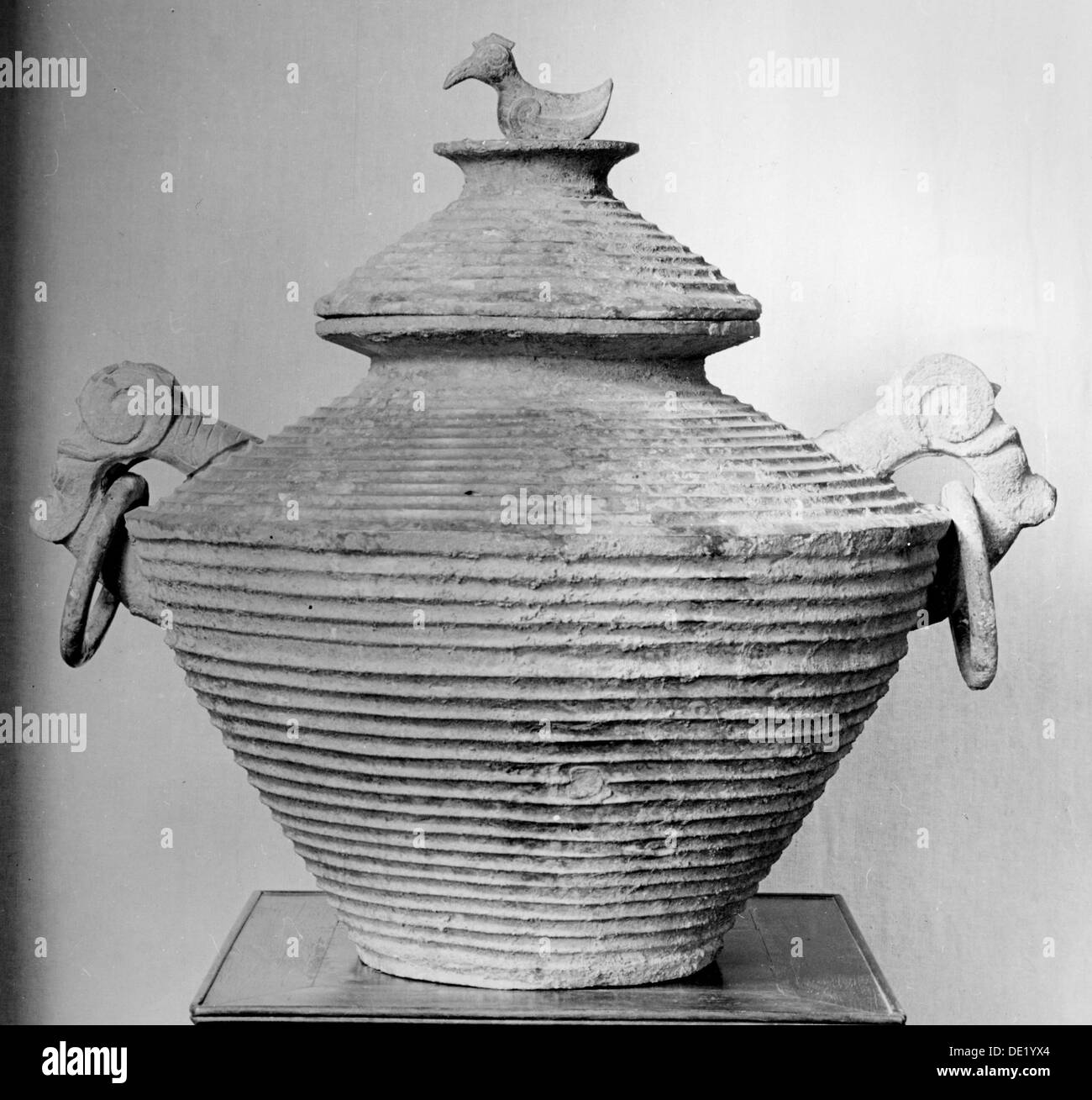 Bronze Zhou Vessel High Resolution Stock Photography and Images - Alamy