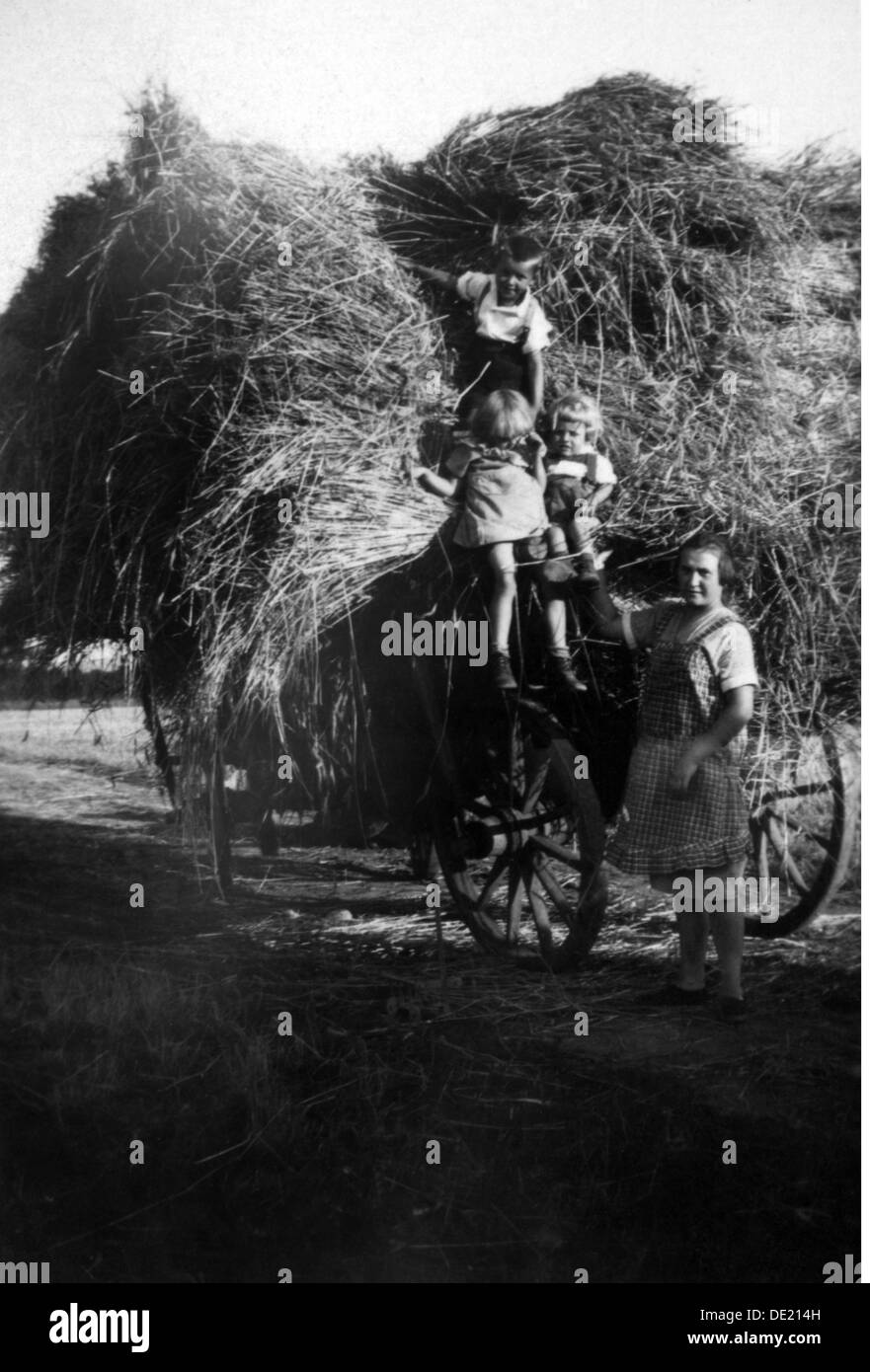 1920s Farming Women High Resolution Stock Photography and Images - Alamy