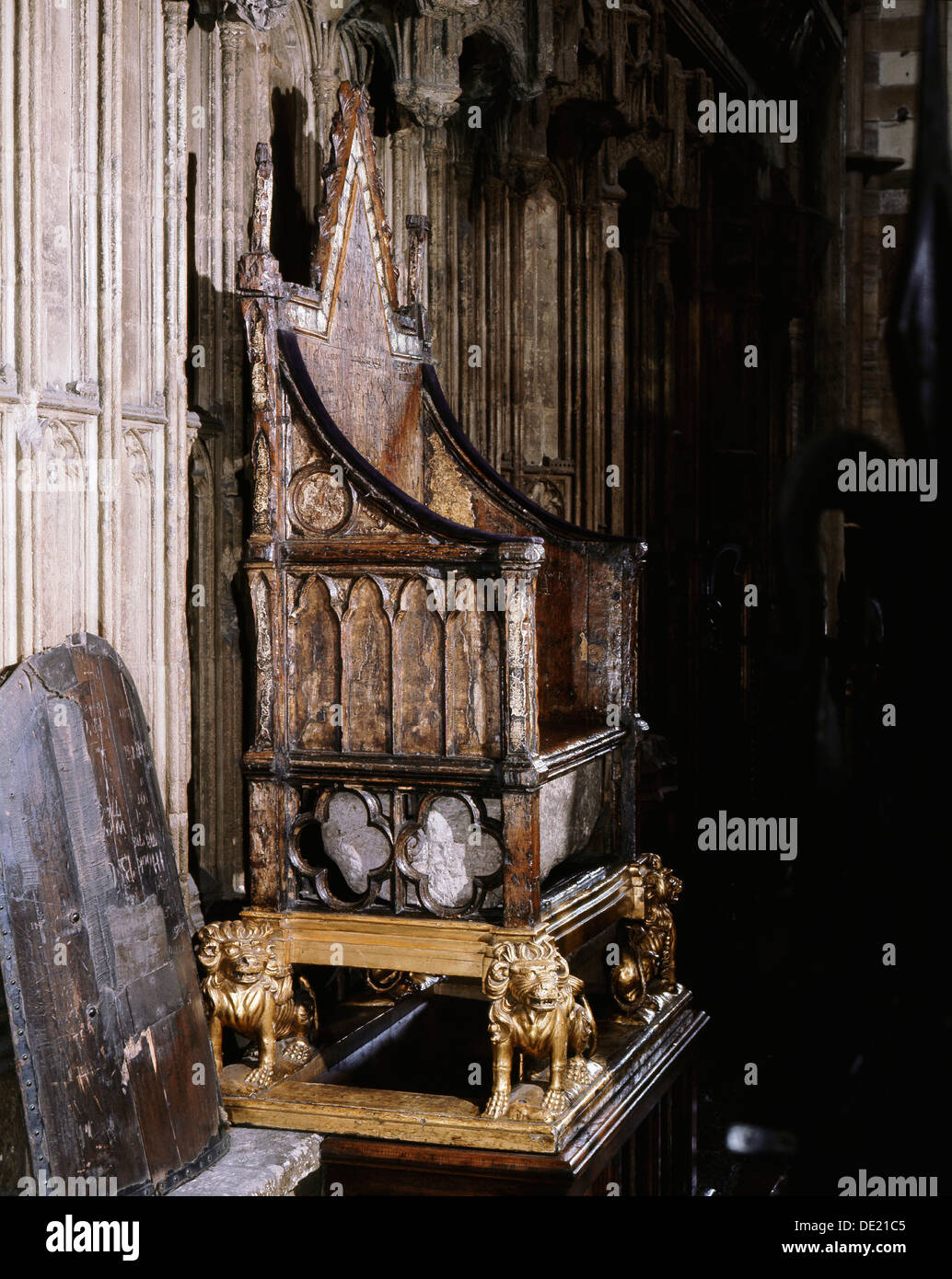Westminster abbey coronation throne hi-res stock photography and images ...