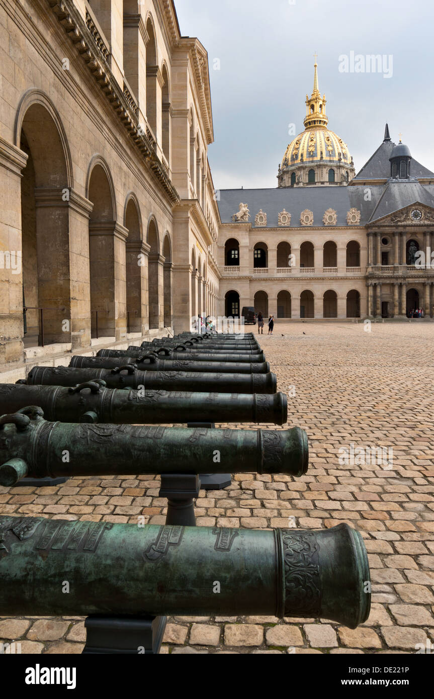 Old guns at the court of Army Museum, Paris, France Stock Photo - Alamy