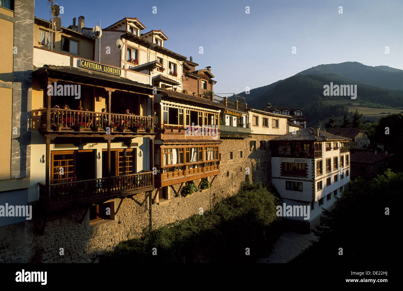 Vista de Potes desde el puente sobre el rio Deva Valle de Liebana ...