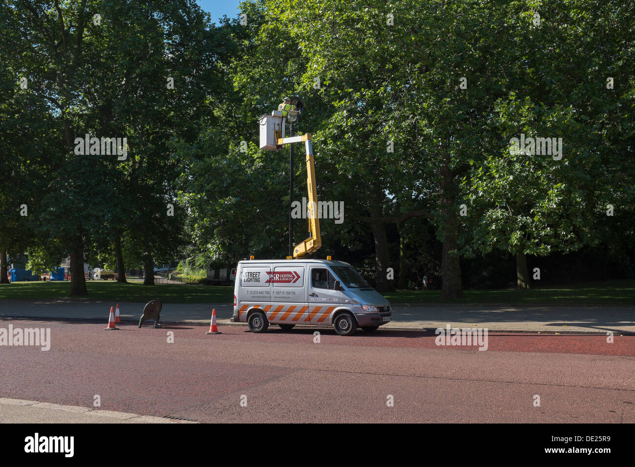 Lighting engineer hi-res stock photography and images - Alamy