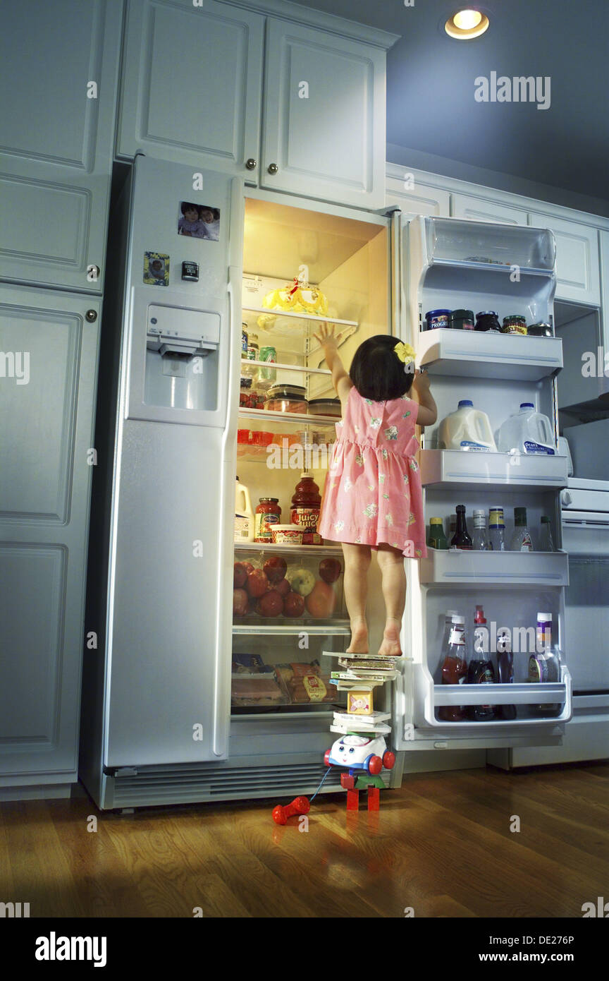 Child reaching for cake hi-res stock photography and images - Alamy