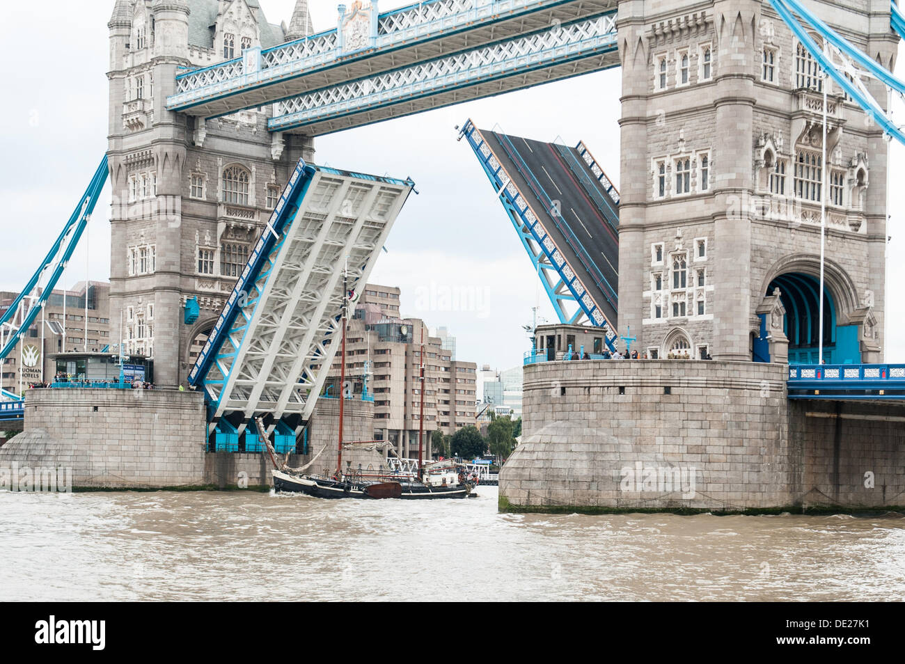 Ship near tower bridge london hi-res stock photography and images - Alamy