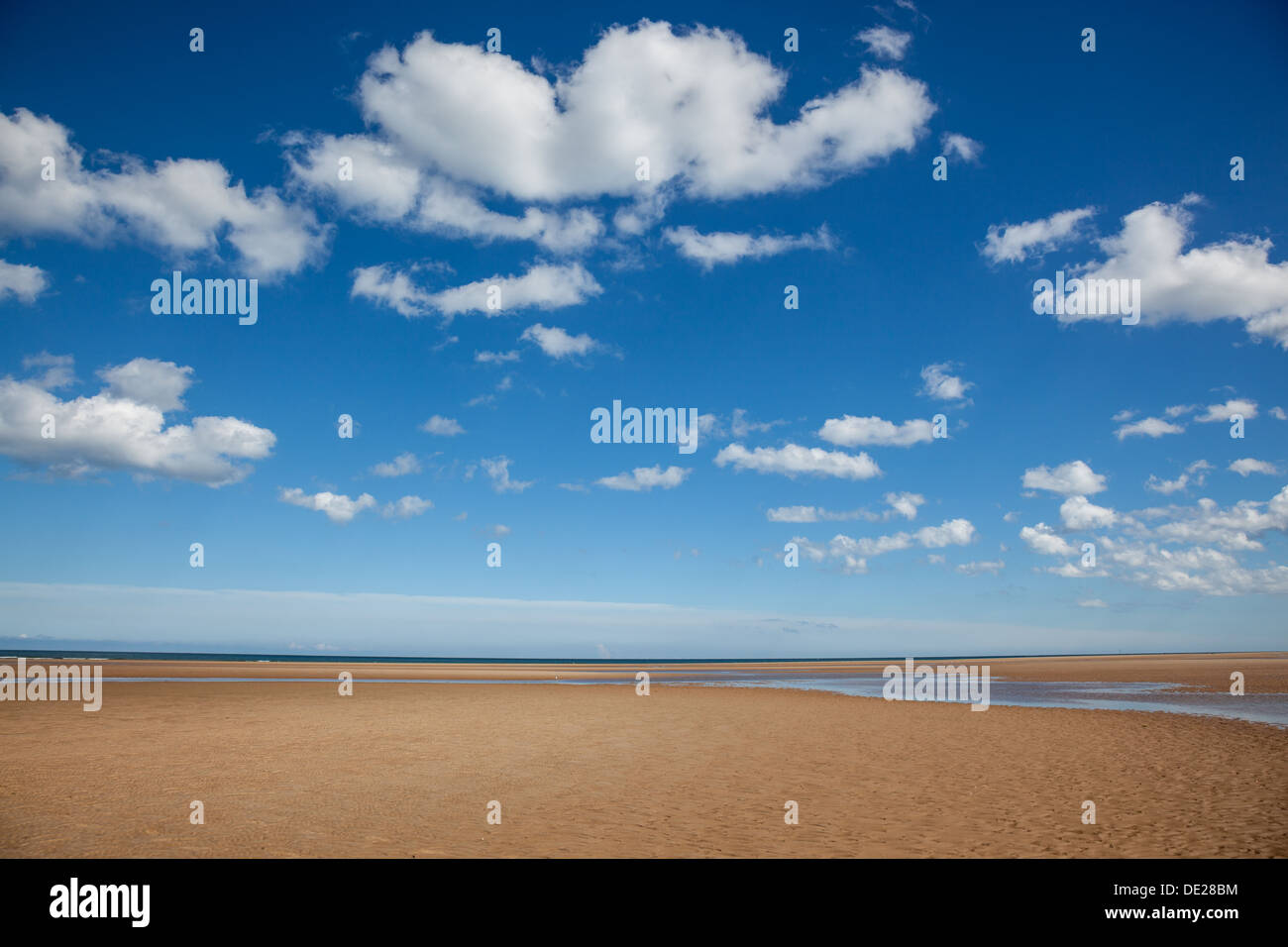 Blue sky and open beach hi-res stock photography and images - Alamy