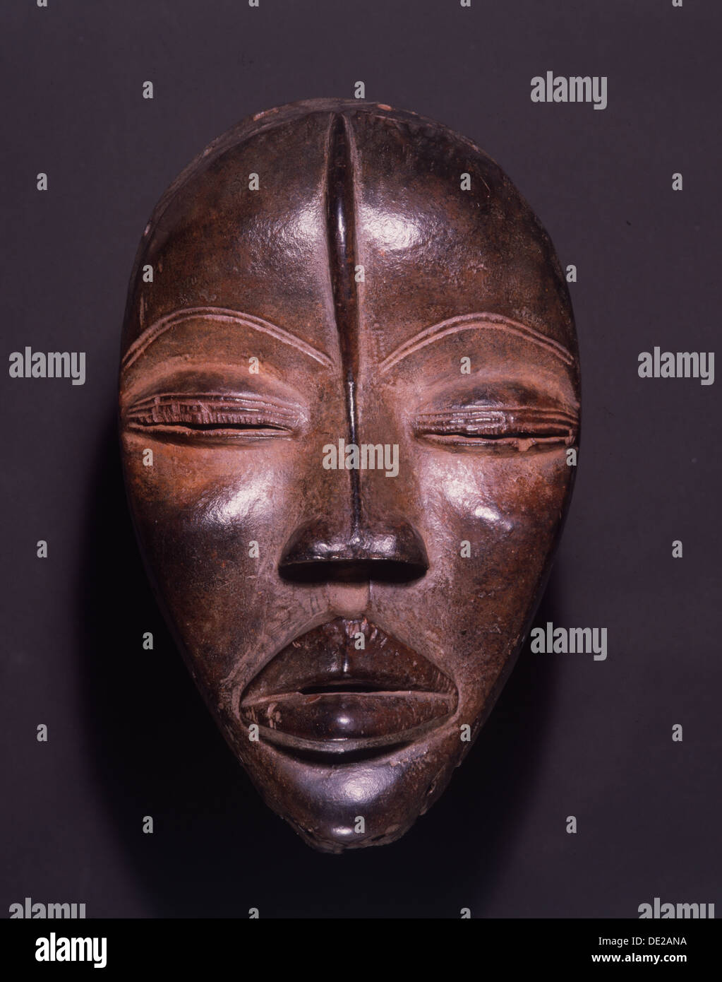 Dan mask africa hi-res stock photography and images - Alamy
