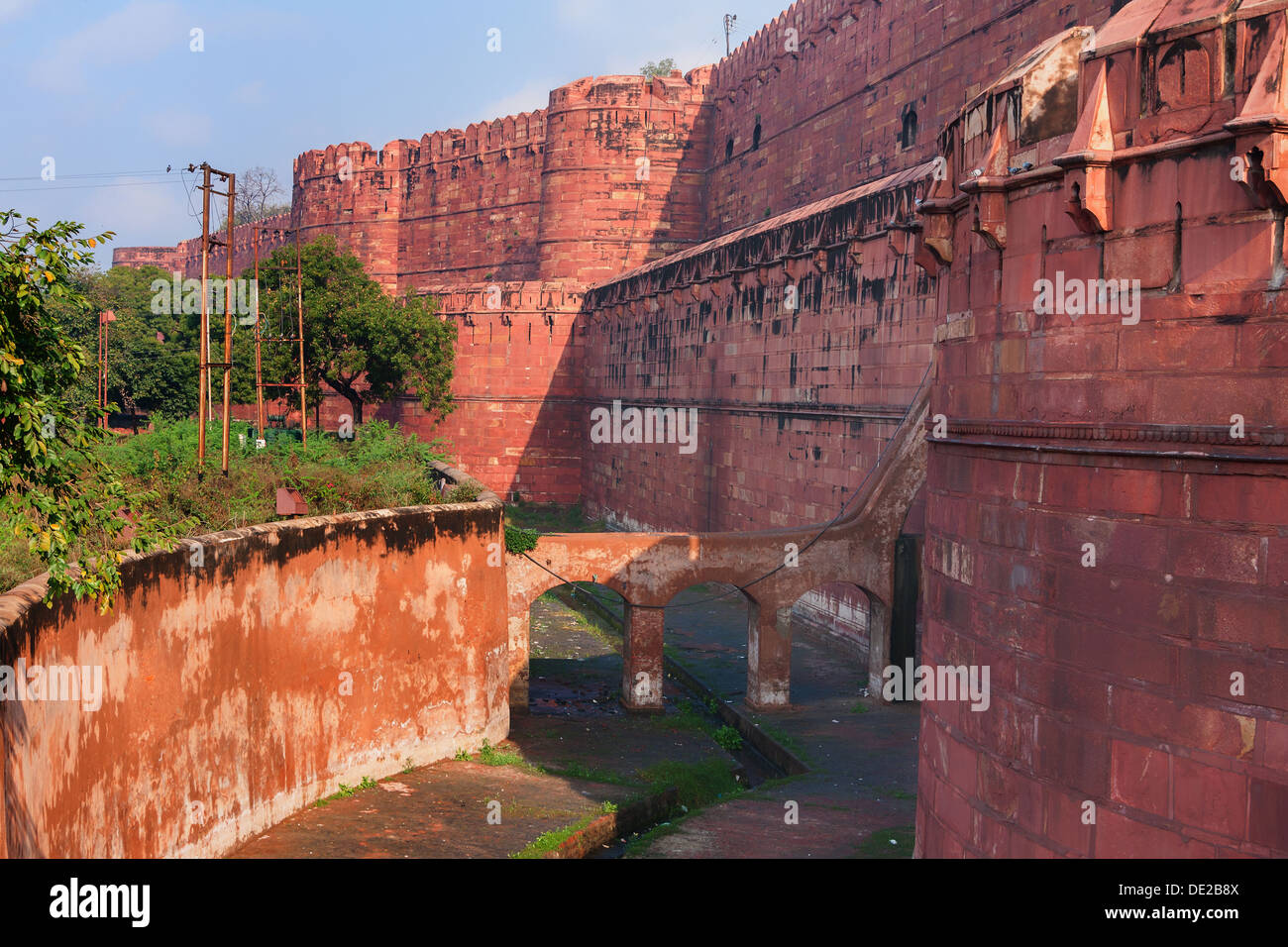 Red ramparts and empty moat of Agra Fort in India Stock Photo - Alamy