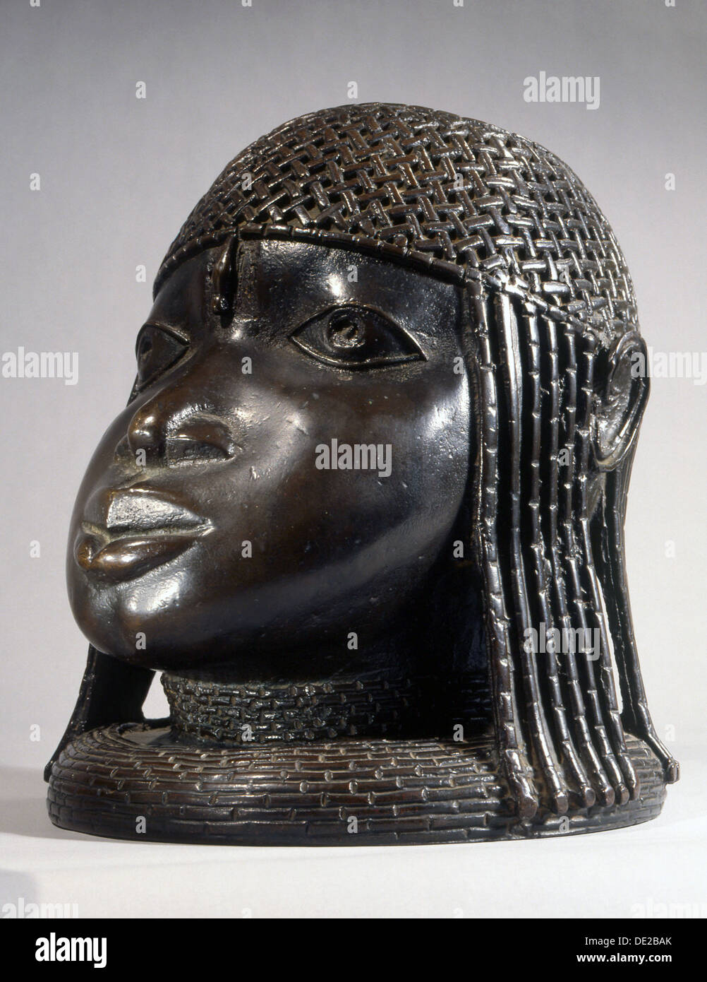 Brass head of oba of benin hi-res stock photography and images - Alamy