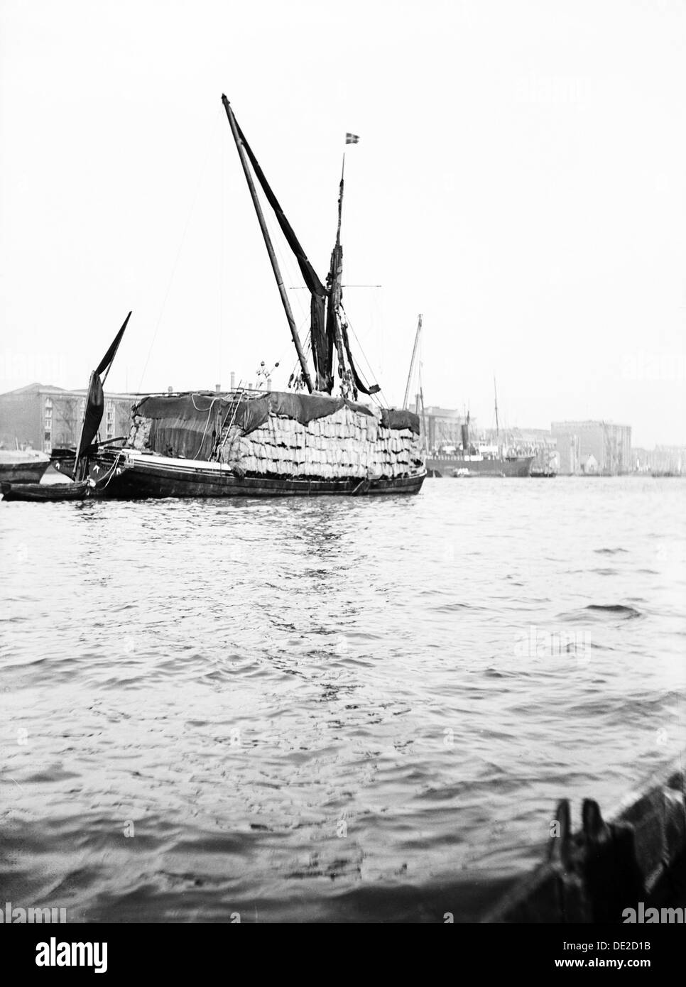 Barge on the thames barge on the thames hi-res stock photography and ...