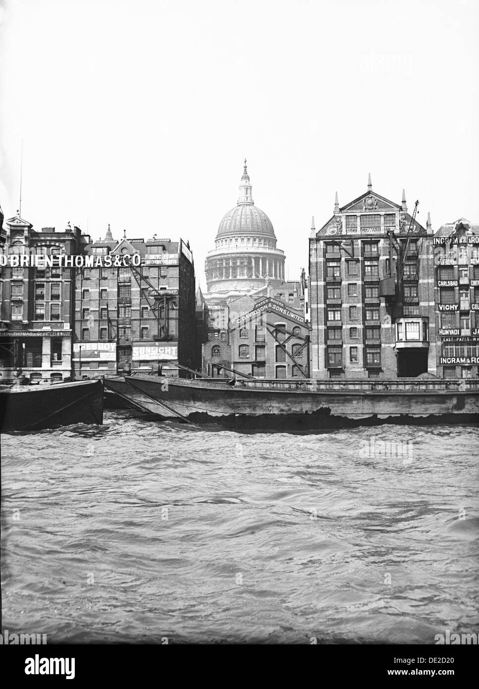 Thames lighter hi-res stock photography and images - Alamy