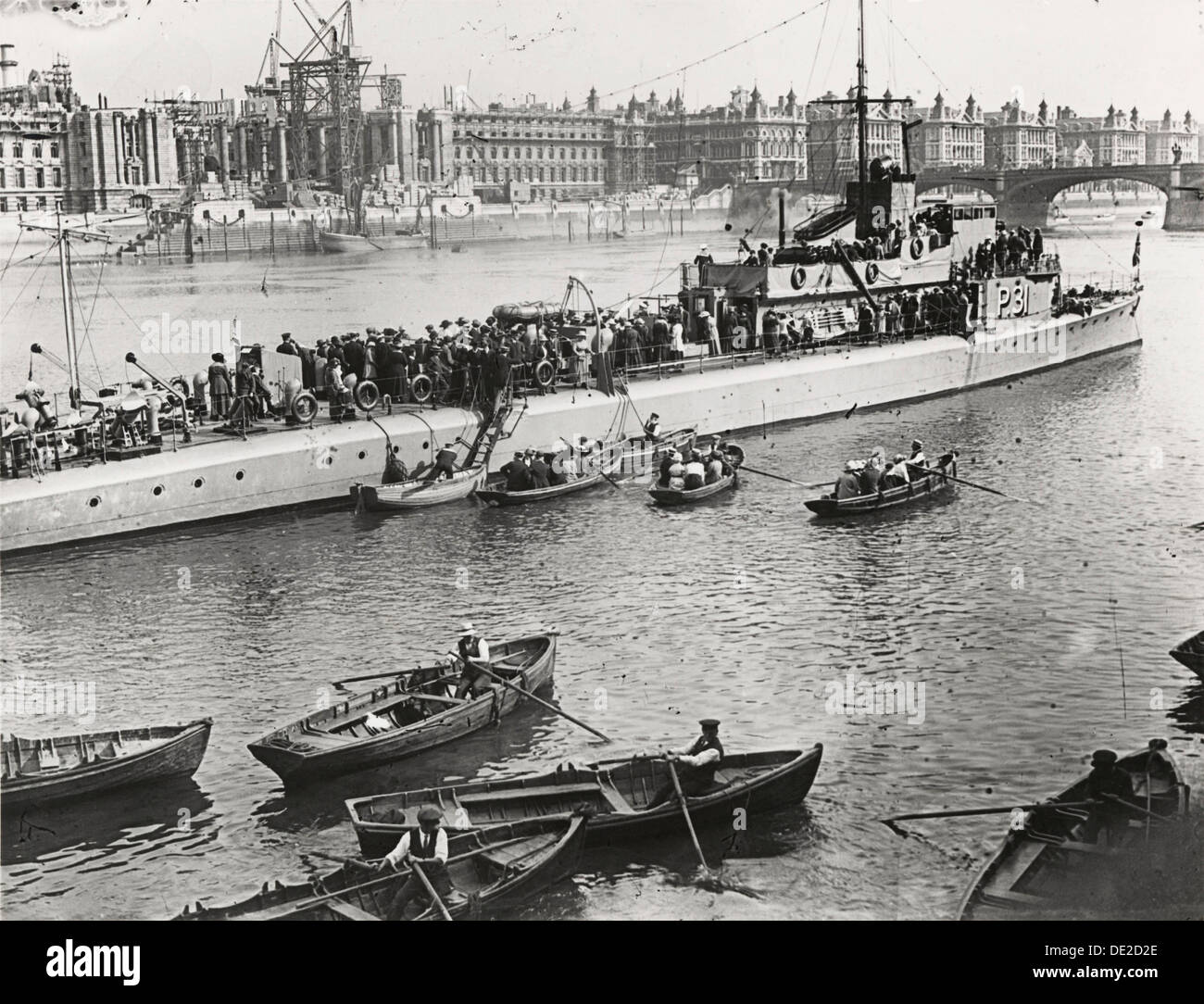 London ship construction hi-res stock photography and images - Alamy