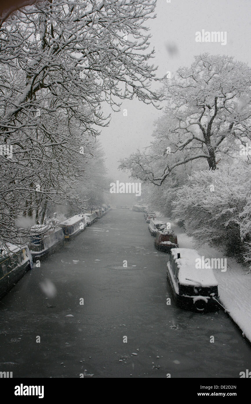 Falling snow on canal hi-res stock photography and images - Alamy