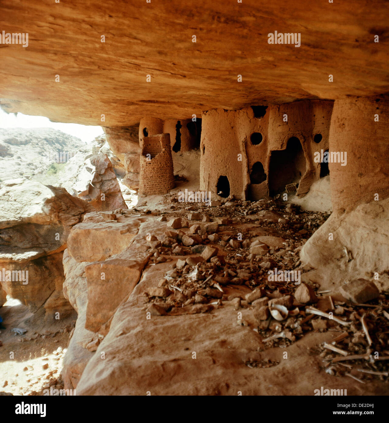Burial caves bandiagara hi-res stock photography and images - Alamy