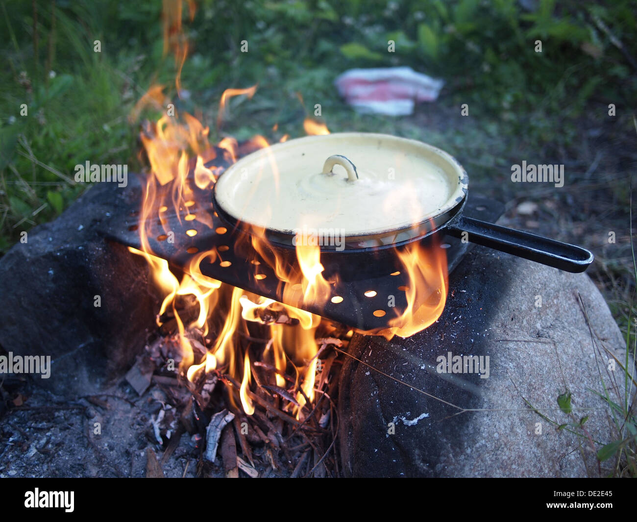 Outdoors cooked stew boiling on the fire Stock Photo - Alamy