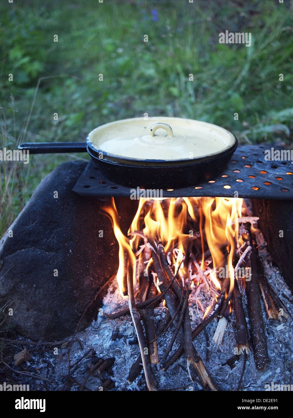 Outdoors cooked stew boiling on the fire Stock Photo - Alamy