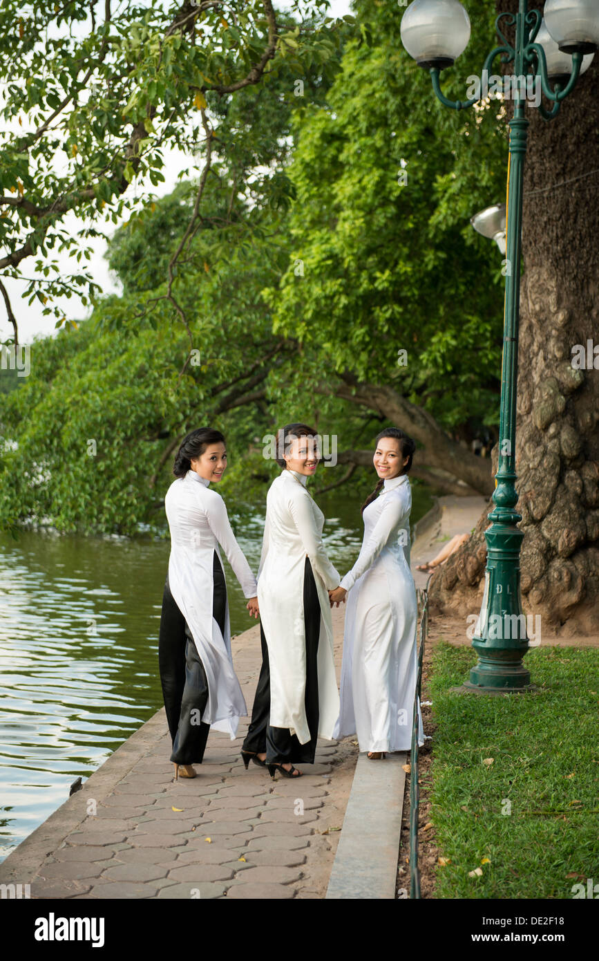 Vietnamese costume hi-res stock photography and images - Alamy